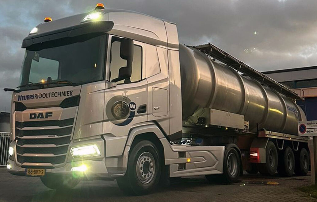 DAF XF 4x2 avec citerne alimentaire 3 essieux WEIJERS RIOOLTECHNIEK ...